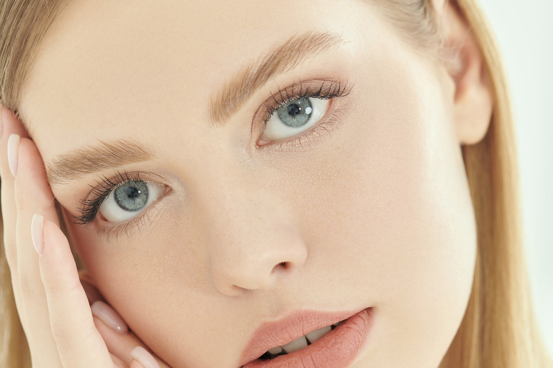 "Straight brows", this new eyebrow makeup trend that is all the rage o