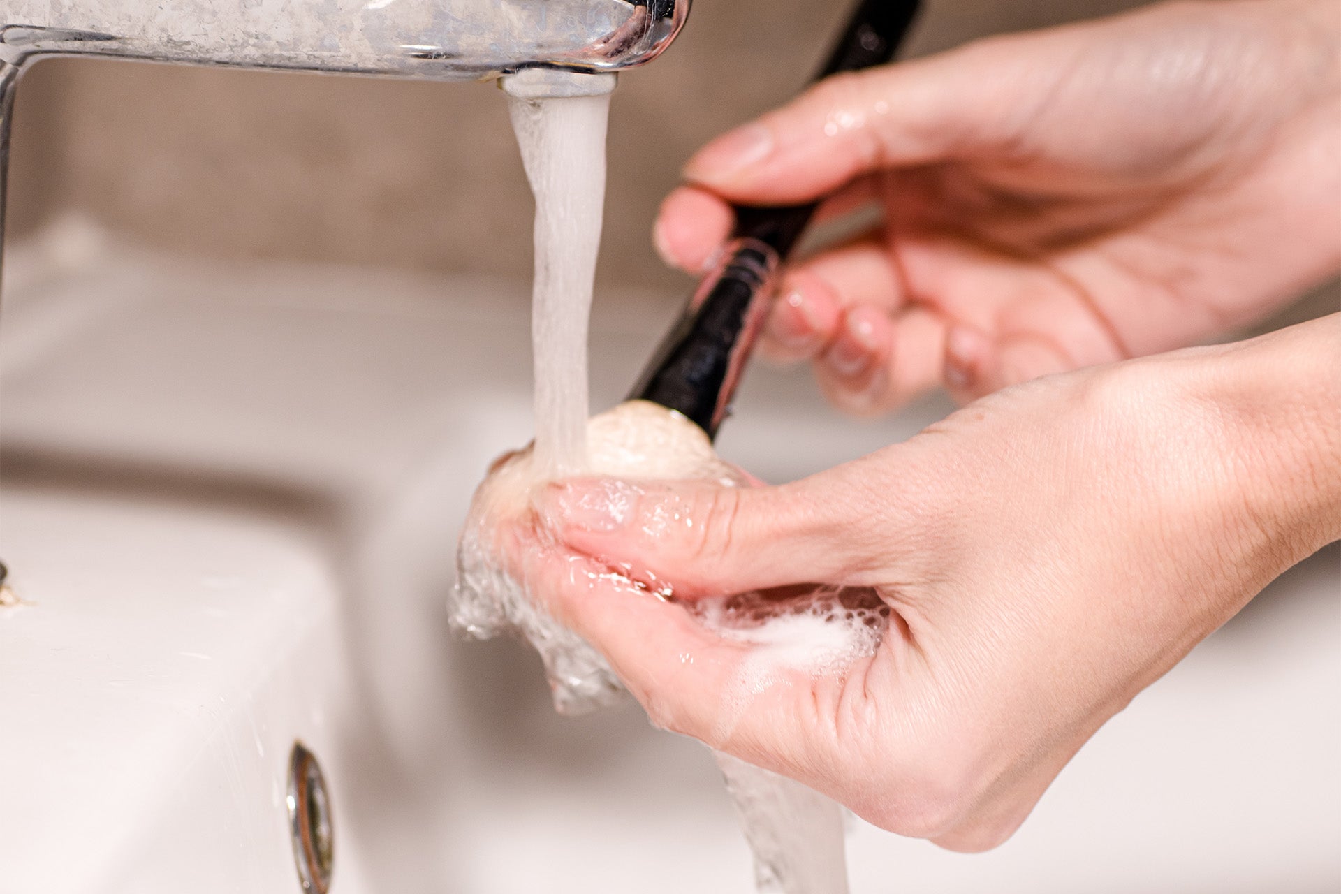 Quand et comment bien nettoyer ses pinceaux de maquillage ? | L'Atelier ...