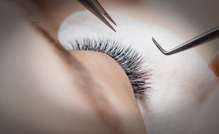 Comment bien s'épiler les sourcils soi-même ? | L'Atelier du Sourcil